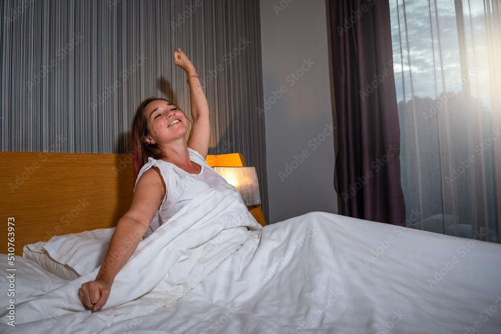 Foto de Stock Mujer levantándose de la cama y estirándose, después de ...