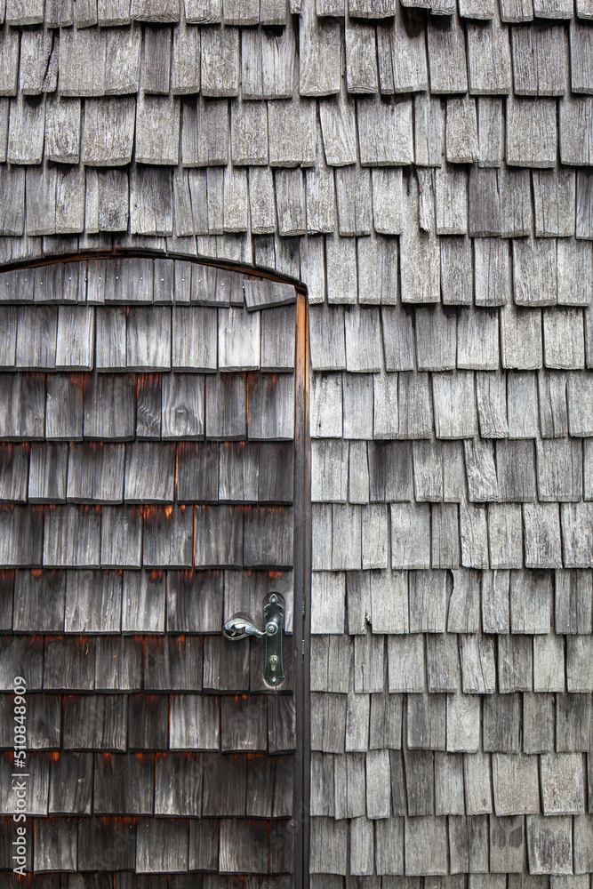 Stock-Foto „Schindelfassade mit Türe. Alte verwitterte Holzschindel auf ...