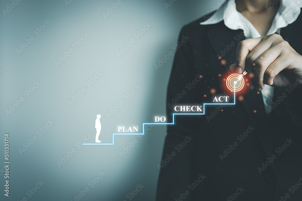 Stock-Foto „Businessman plan to achieve goals, Plan Do Check Act PDCA ...