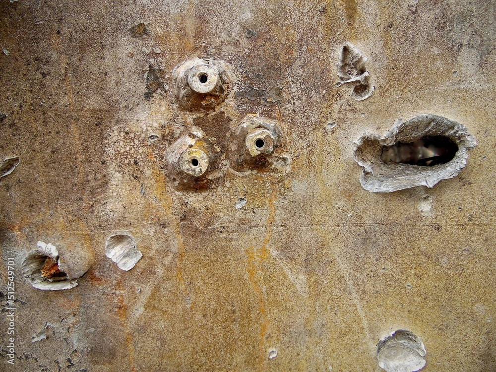 Foto de Stock tank armor slashed by shrapnel from a wrecked tank, close ...