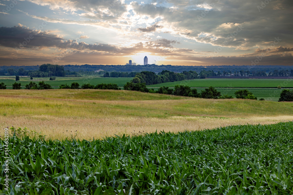 Foto Des Moines skyline visible across farm fields in rural Iowa at ...