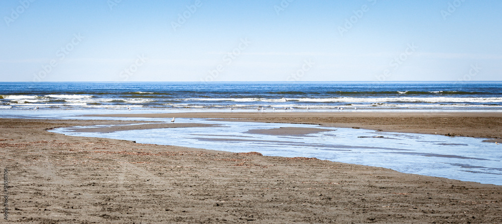 River running to ocean at the beach の Stock フォト | Adobe Stock