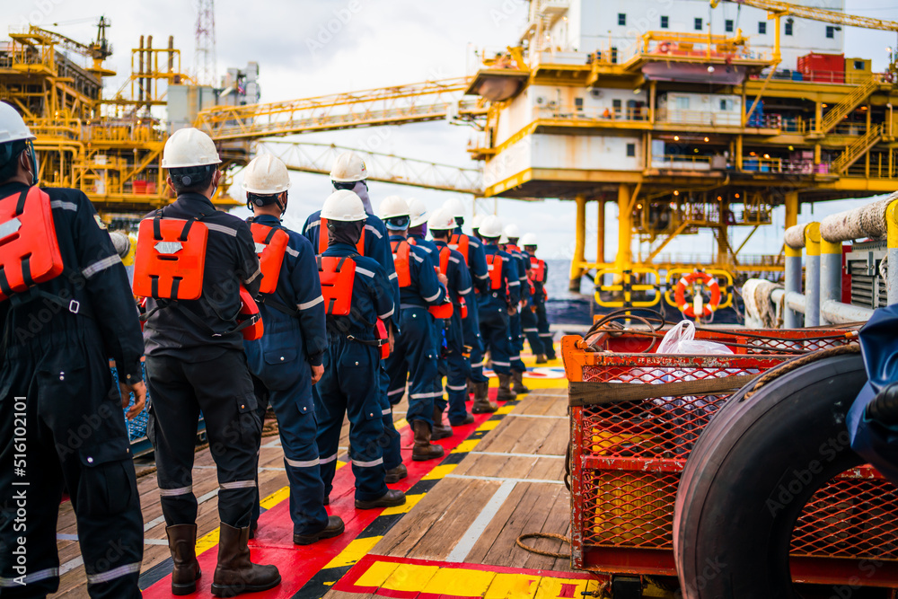 Foto de Stock Offshore queuing workers work on decks during ...