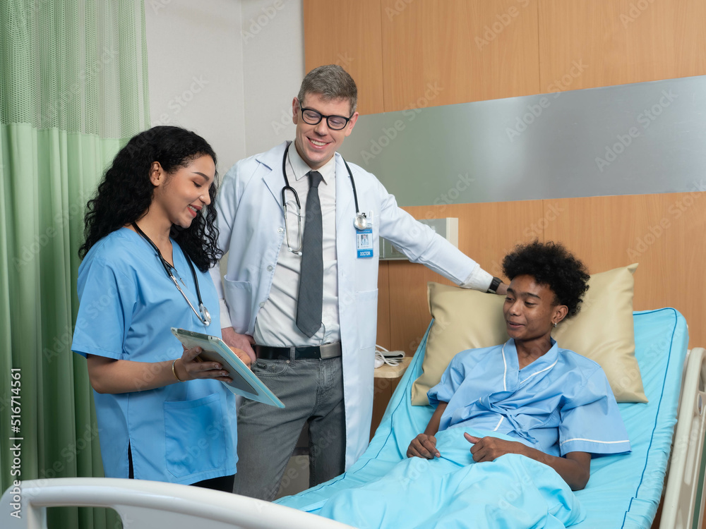 Foto de Stock At hospital patient lay on bed doctor and nurse talking ...