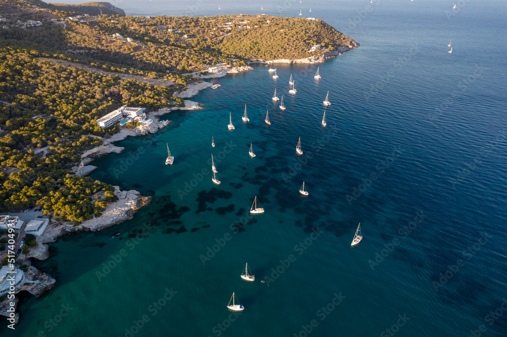 Wyspa Aegina w Grecji, widok z góry z drona. Widok na piekne morze ...