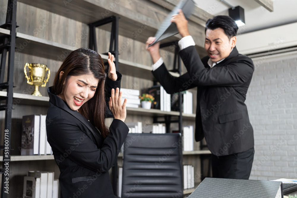 Emotional colleagues fighting in office. Workplace conflict. Angry boss ...