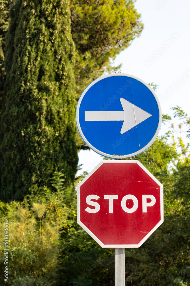 Señal de stop con una flecha indicando dirección obligatoria /sentido ...