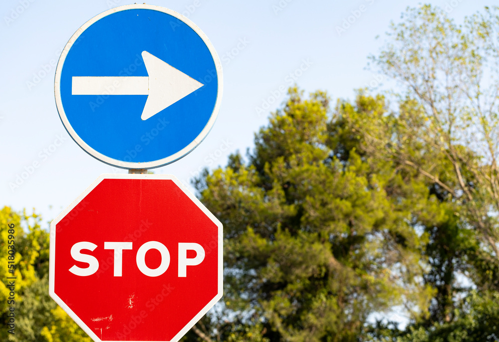 Photo Stock Señal de stop con una flecha indicando dirección ...