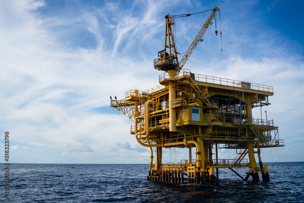 Offshore oil and gas wellhead remote platform which produced raw ...