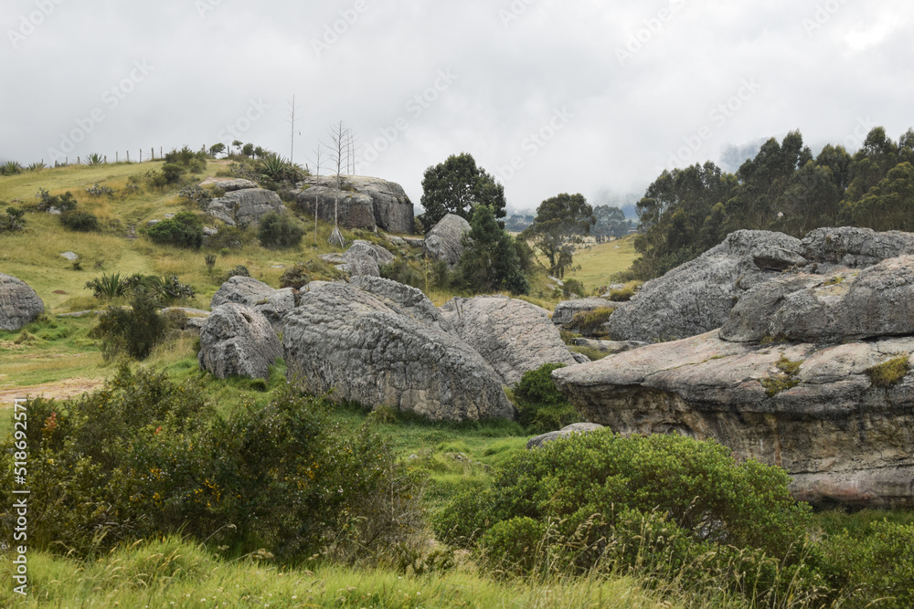 Antiguas rocas grandes con arte rupestre, antiguo territorio muisca ...