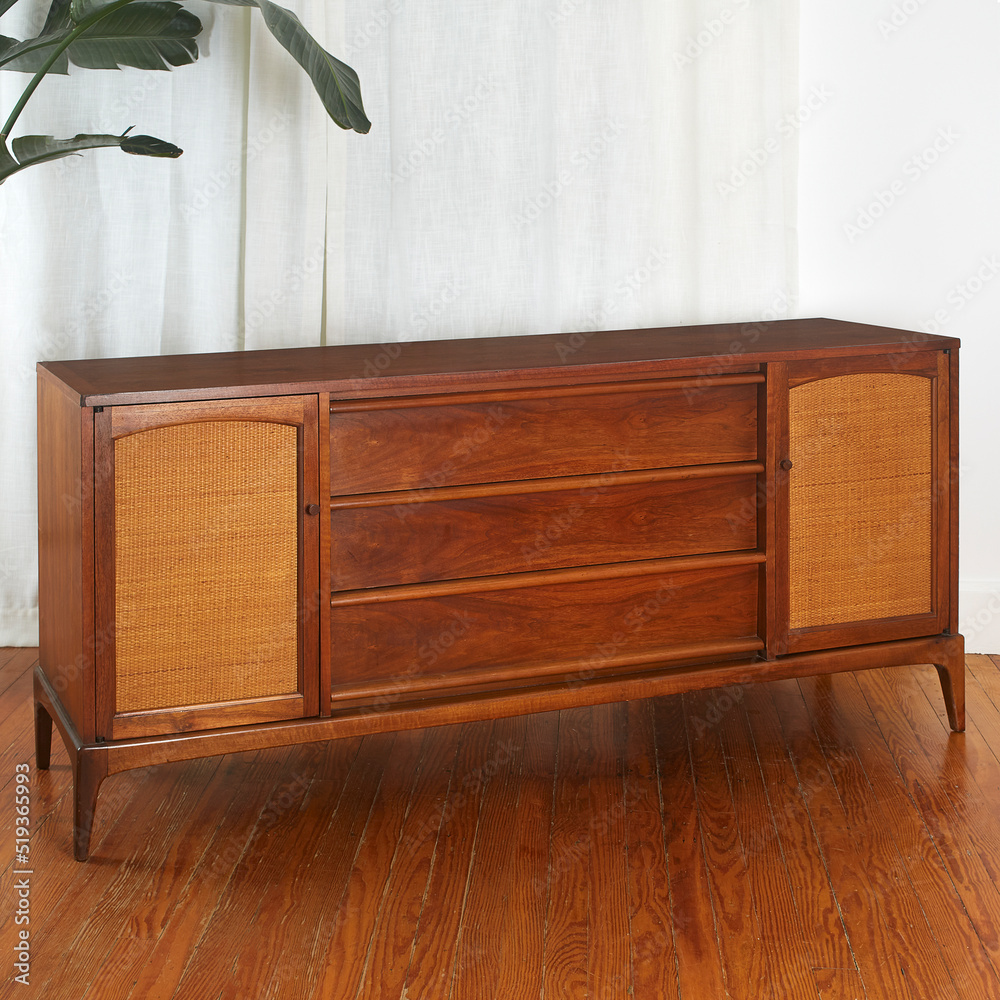 Foto de Stock Original 1964 mid-century modern credenza. Walnut ...