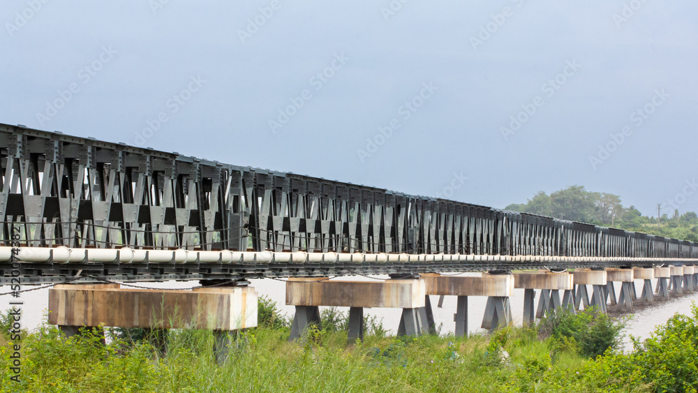 Pont en acier permettant la traversée du Lac Togo pour le transport du ...