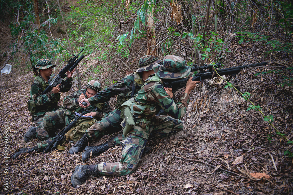 Foto de Stock Team of army soldier with machine gun moving in the ...