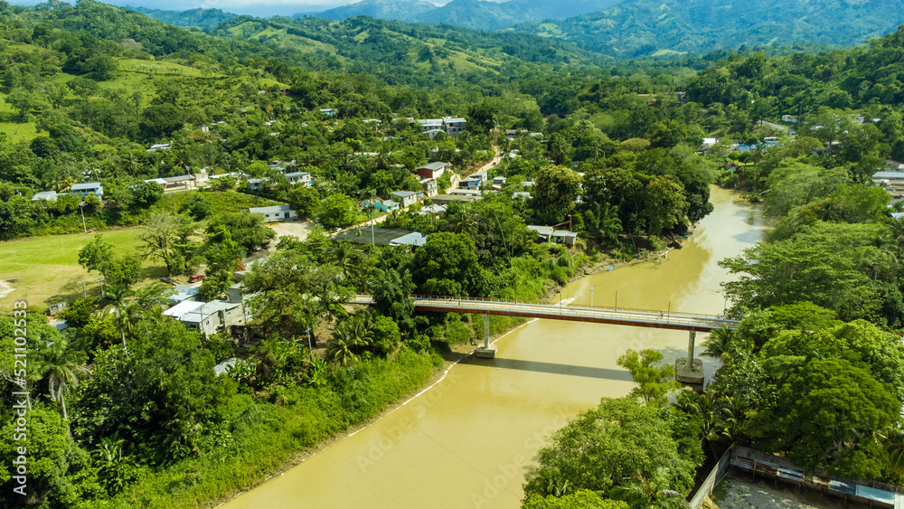 Vista aérea con drone pueblo mágico de Tapijulapa Tacotalpa Tabasco Villaluz Pueblo en las ...