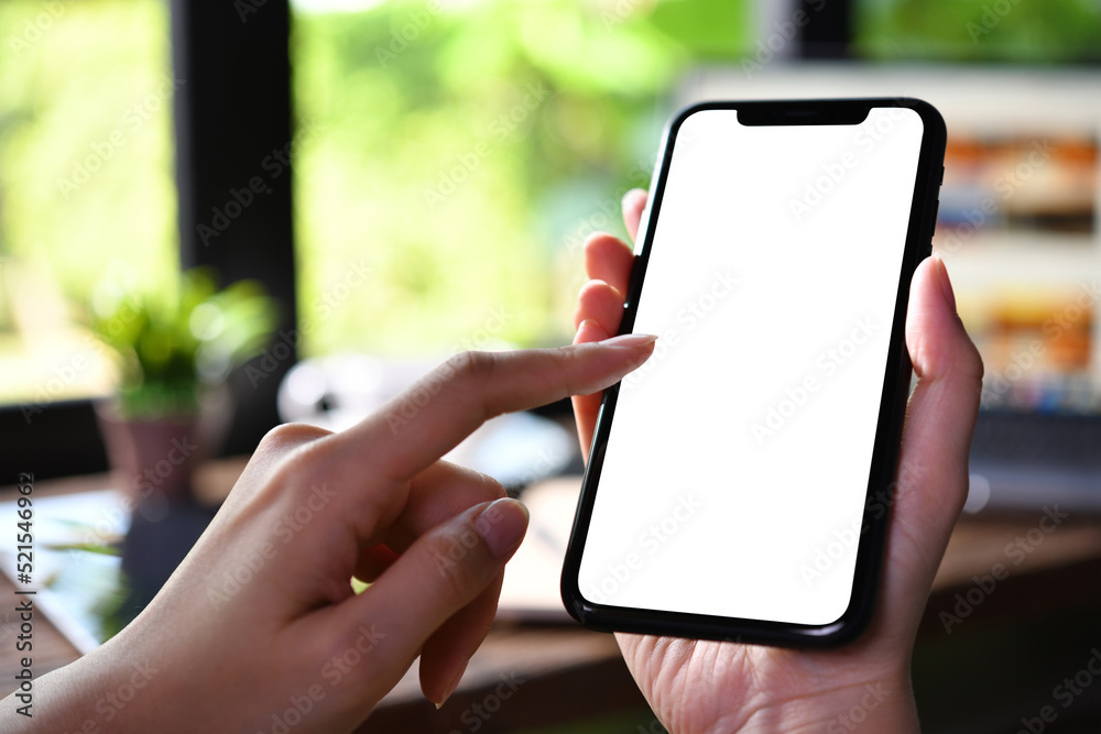 Manos sujetando un celular con pantalla en blanco. Celular sin fondo de pantalla. Stock Photo ...