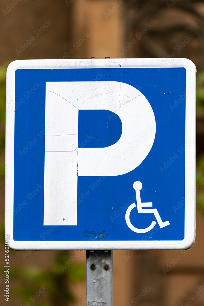 Señal de tráfico azúl para indicar zona de estacionamiento reservado ...