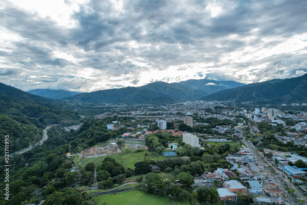 Colombia - Ibague, vista de dron con una montaña, la ciudad de ibague ...