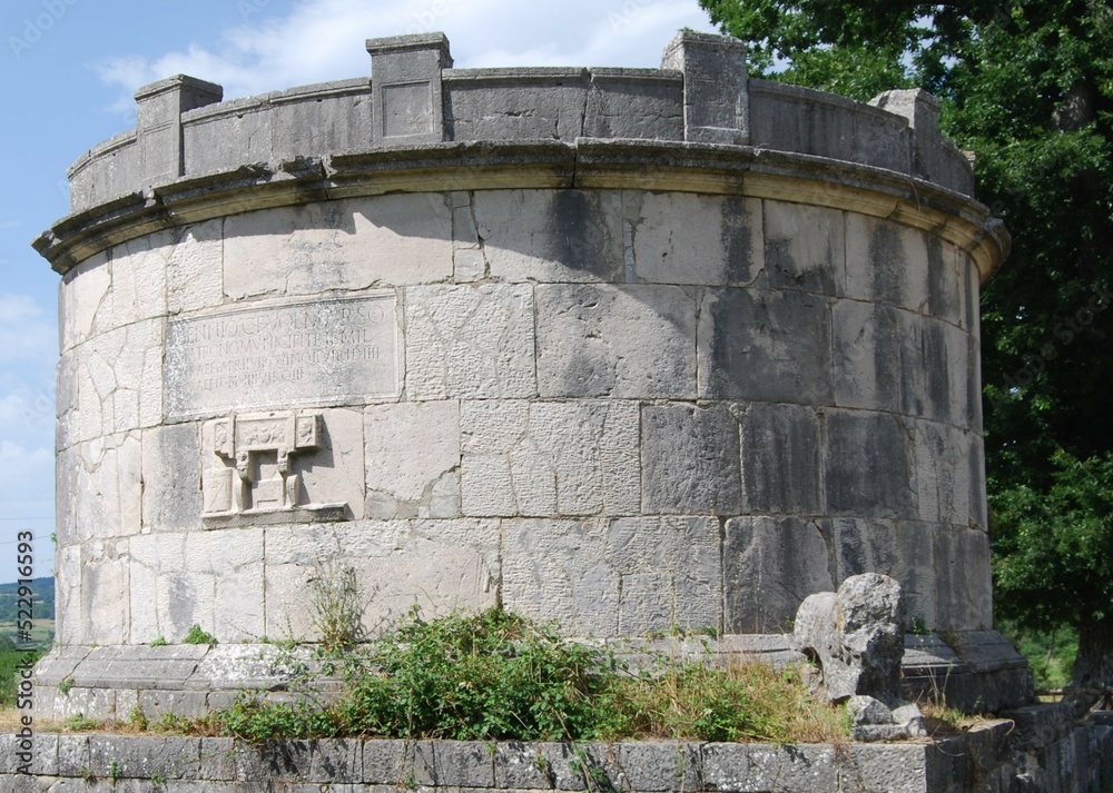 Mausoleo romano di Ennio Marso a Sepino (CB, Italia) - Roman mausoleum ...