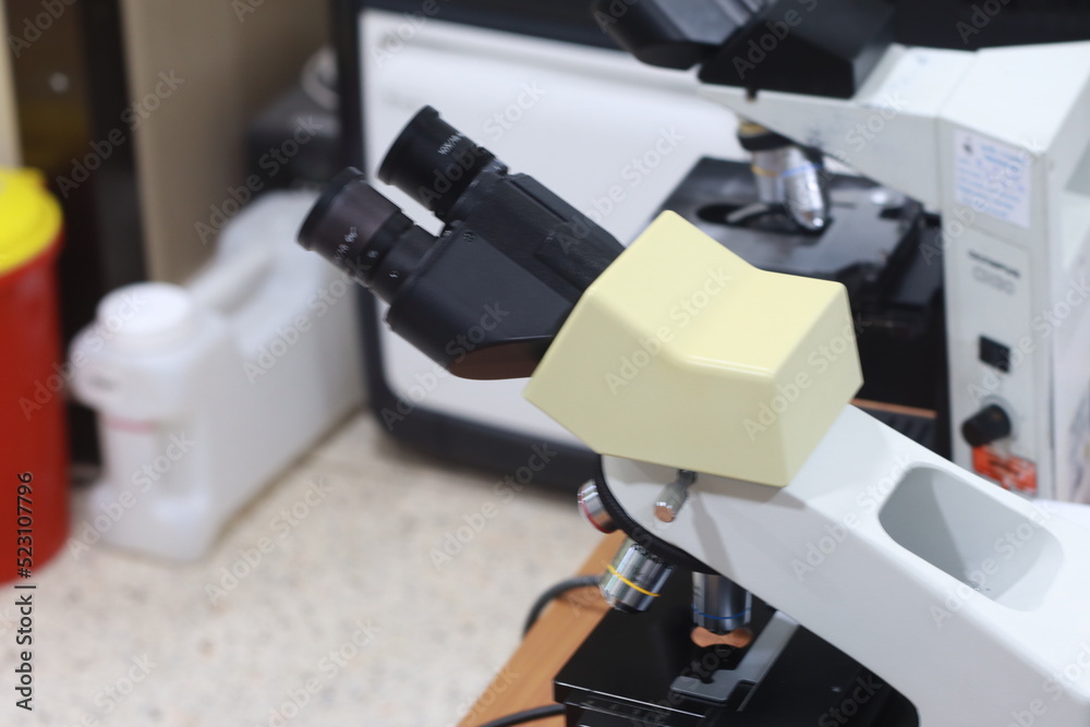 Foto de Stock microscope It is a device for looking at objects that are ...