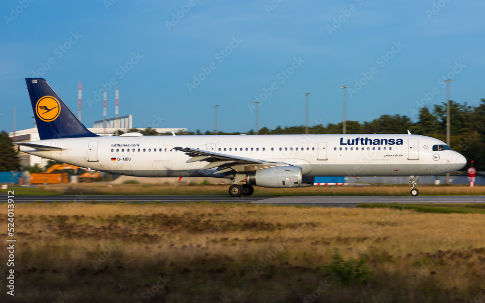 Lufthansa Airbus A321 in old/"classic" livery accelerating on Startbahn ...