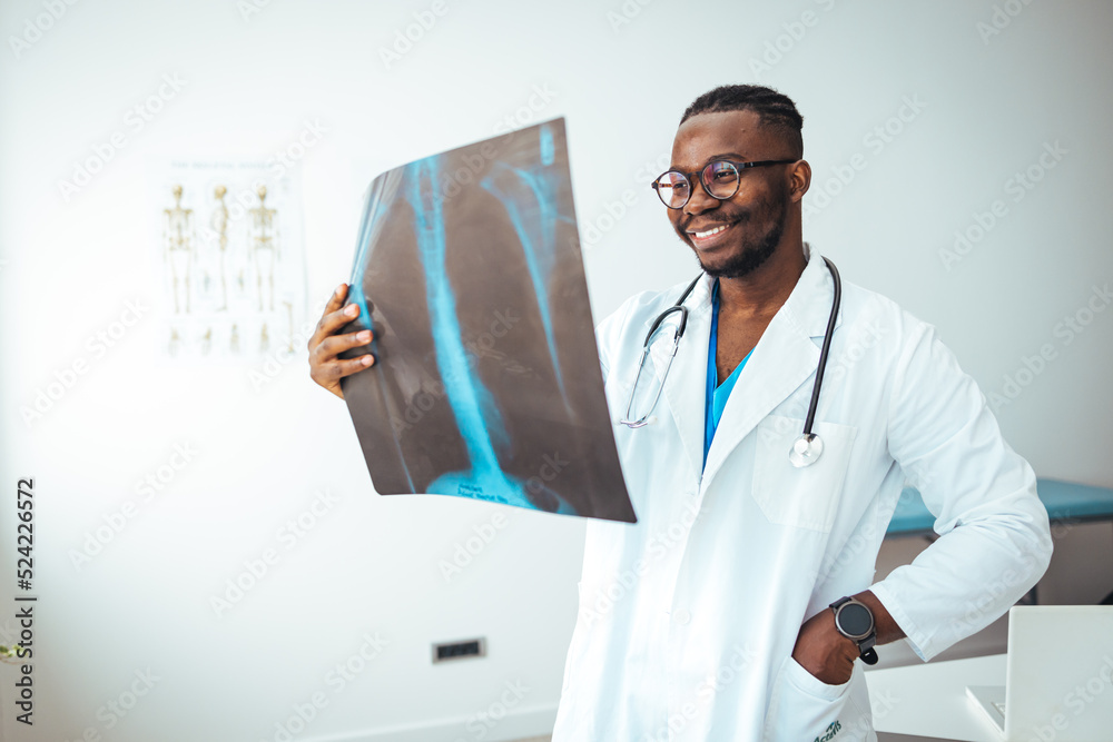 Doctor diagnosing patient’s health on asthma, lung disease, COVID-19 ...