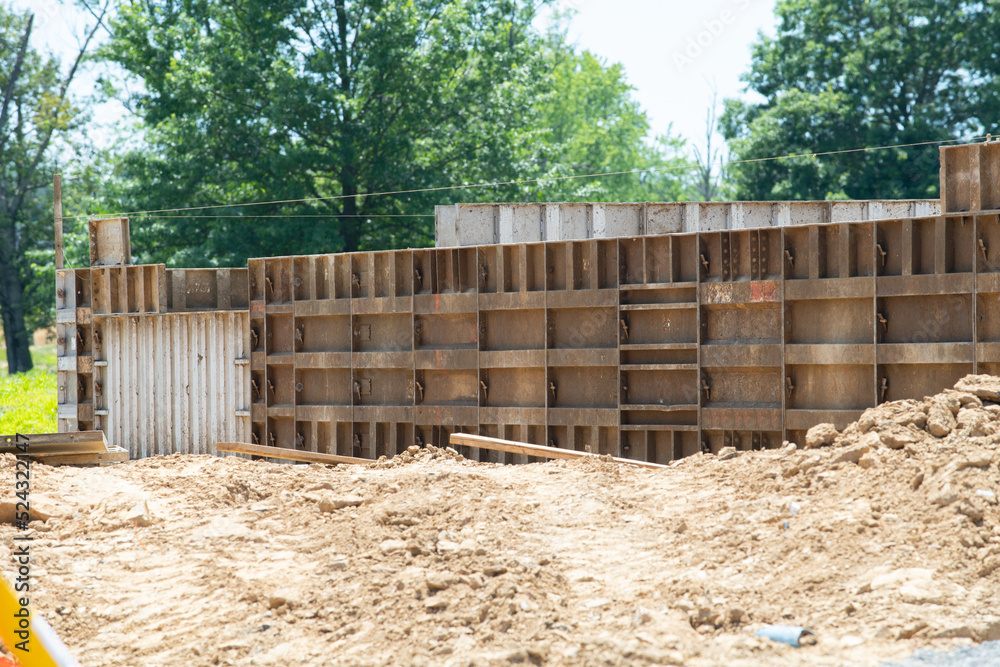 Foto Concrete foundation with reinforcement and metal slab construction ...