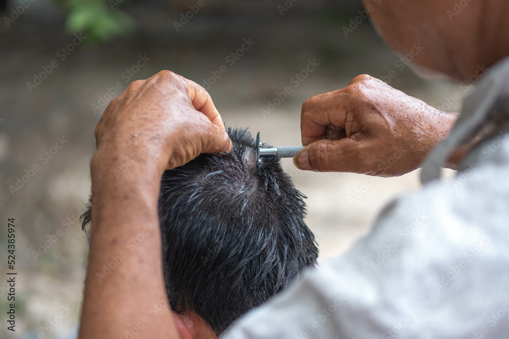 Stock-Foto „Buddhist monks shave their hair to be ordained a priest ...