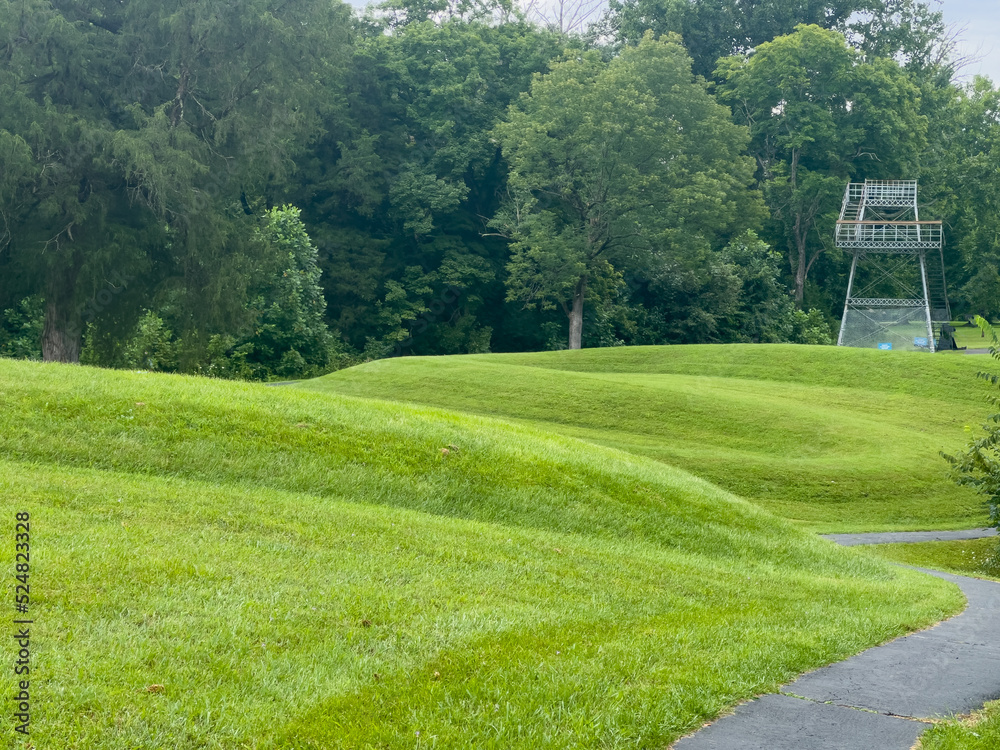 Fotografie Walking path at prehistoric Great Serpent Mound Earthworks ...