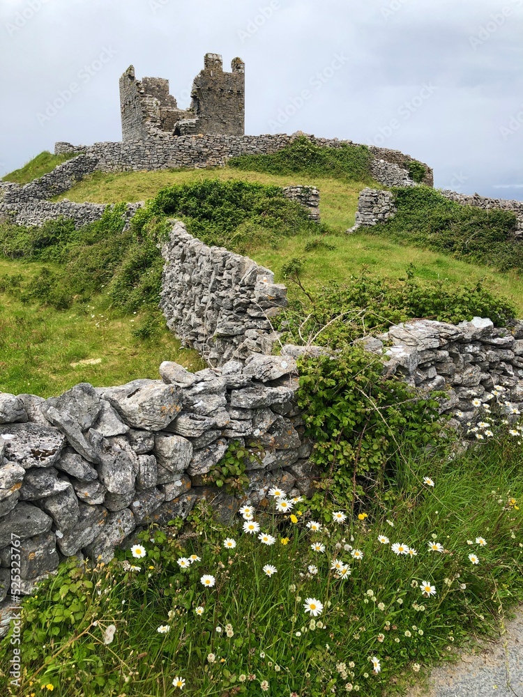 Ruins of O'Brien's Castle on Inis Oirr (Inisheer), Aran islands ...