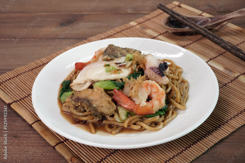 Hokkien Mee (Mee Pad Hokkien) the famous Stir-fried seafood Noodles ...