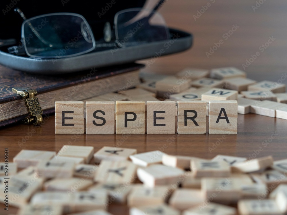 espera palabra o concepto representado por baldosas de letras de madera ...