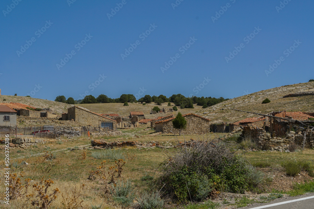 Aldea agrícola semi abandonada en tierras de Teruel, Aragón, antiguas ...