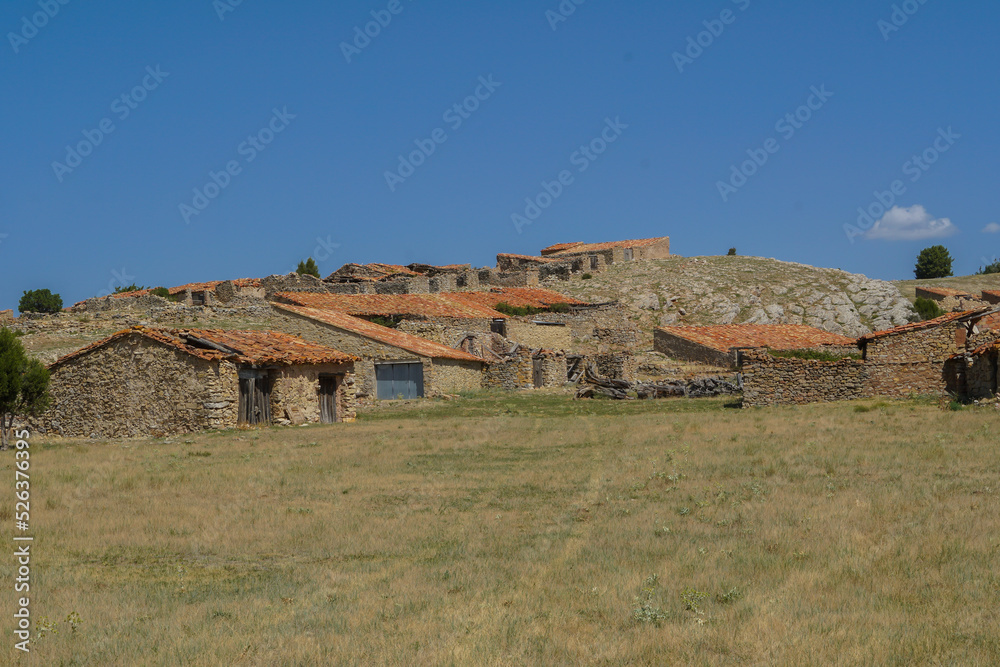 Aldea agrícola semi abandonada en tierras de Teruel, Aragón, antiguas ...