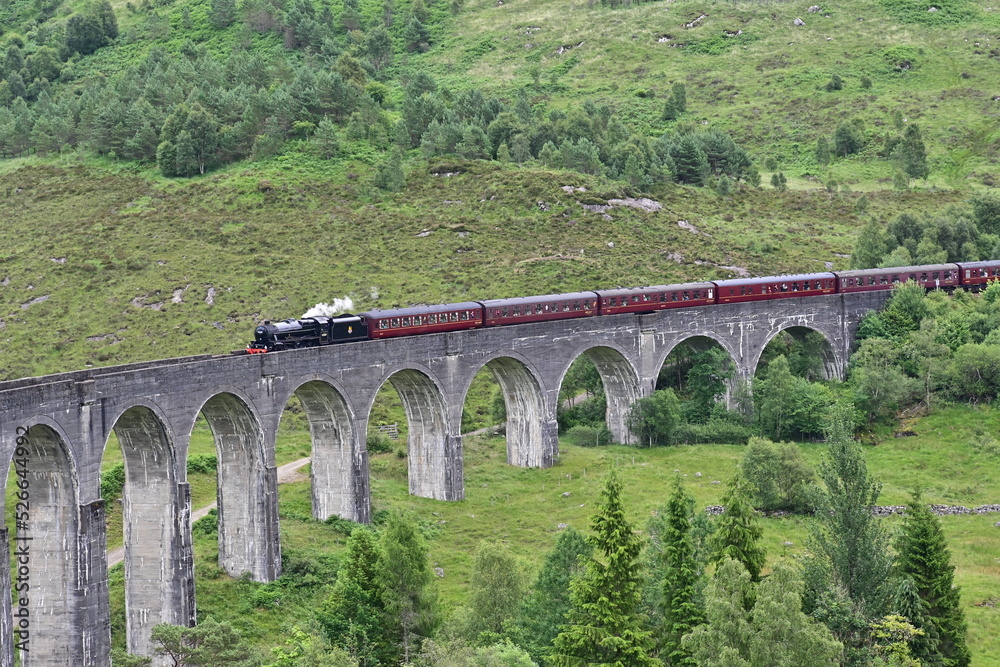 Hogwarts Express (Jacobite Steam Train) fährt über das Eisenbahn ...