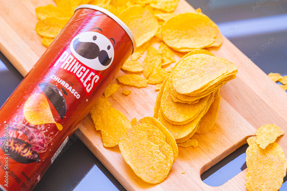Stock-Foto „Pringles. Batata chips da marca Pringles de sabor churrasco ...