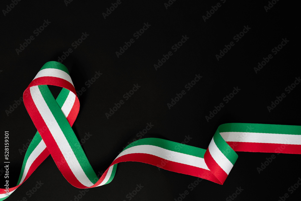 Listón con los colores de la bandera mexicana sobre fondo negro. Stock ...