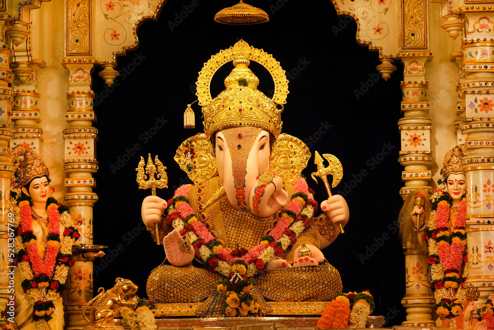 Стоковое фото «02 September 2022, Pune, Maharashtra, India, Beautiful sculpture of Lord Ganesh ...