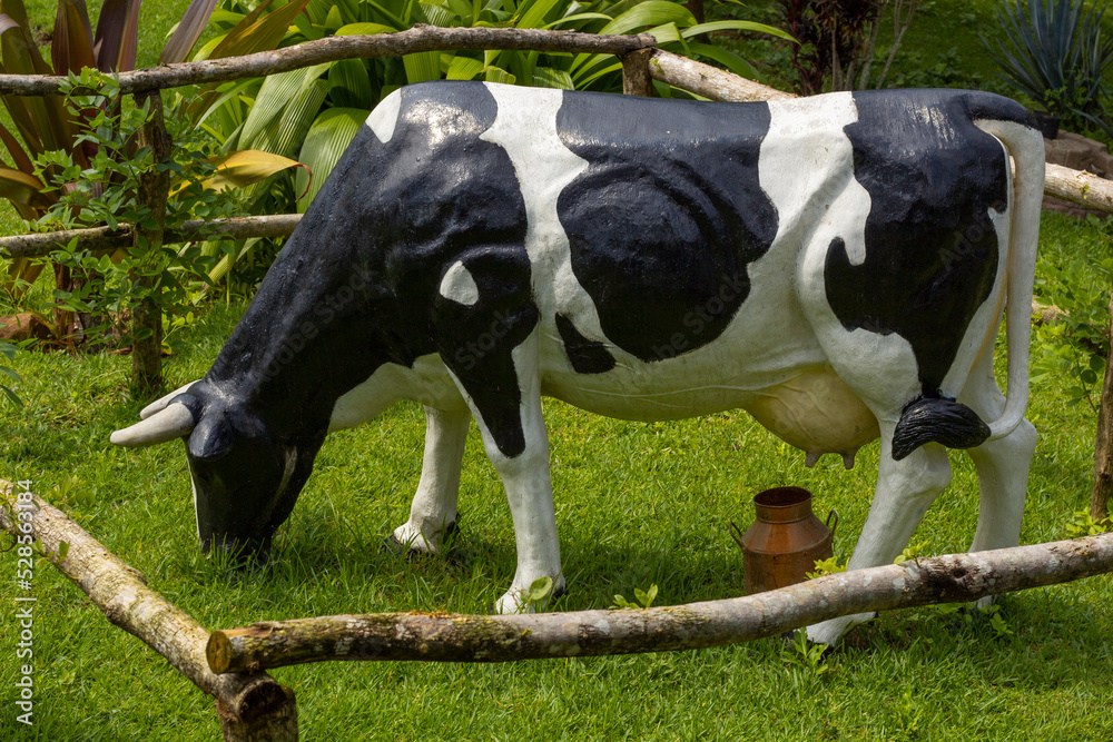 Vaca lechera comiendo pasto escultura Stock Photo | Adobe Stock