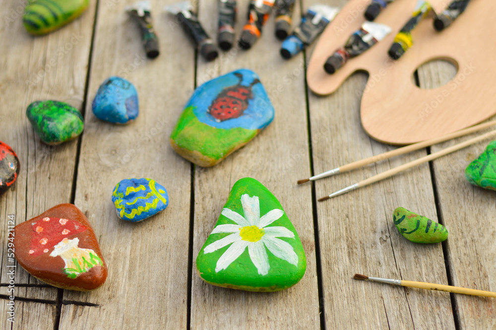 Flat stones painted with acrylic paints. Do it yourself. Souvenirs that ...