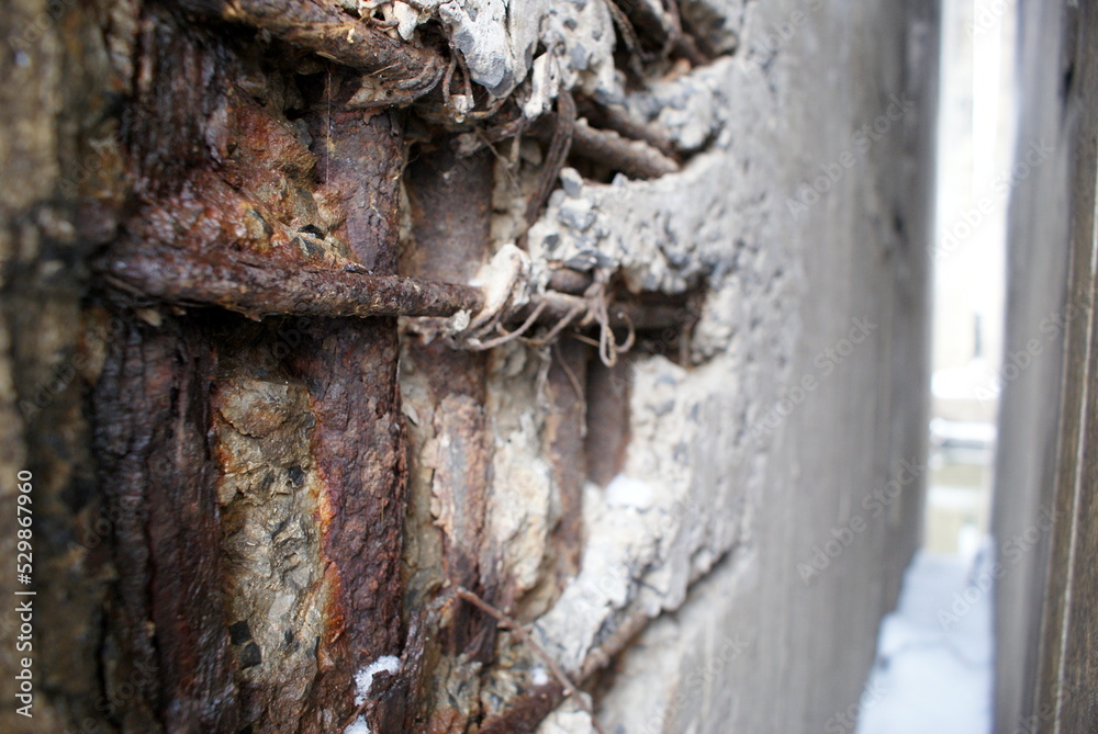 Cracked concrete wall background. Cavities in concrete with corrosion ...