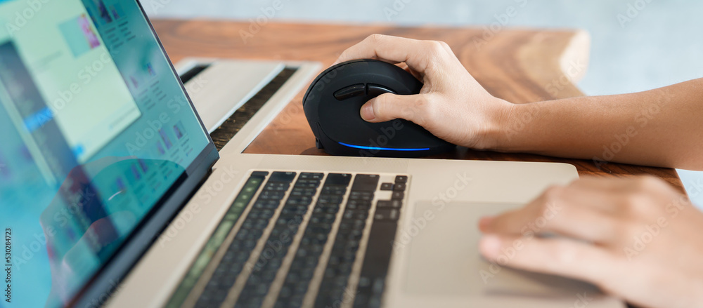 Fotografie woman hand using computer ergonomic mouse, prevention wrist ...