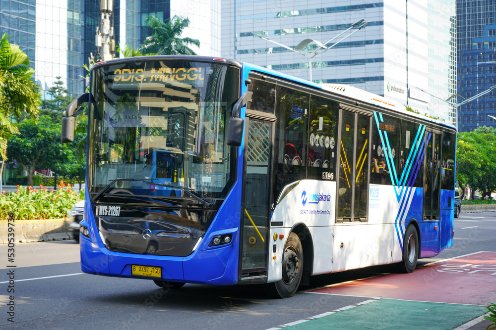 Foto de Stock Jakarta, Indonesia - June, 2022 : TransJakarta (often ...