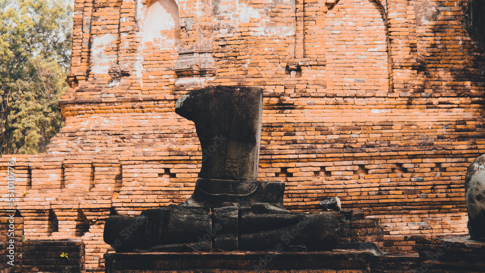 Foto Ruins of Buddha figure in sitting poses at Ayutthaya Historical park, Thailand. All ...