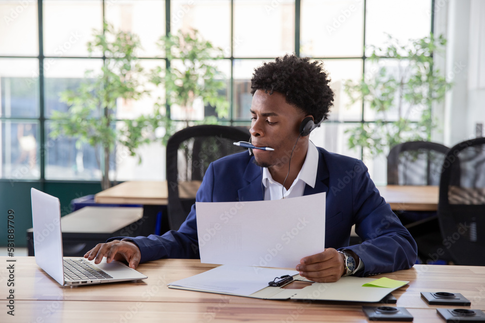 Fotografia do Stock Portrait of young busy office worker typing with ...