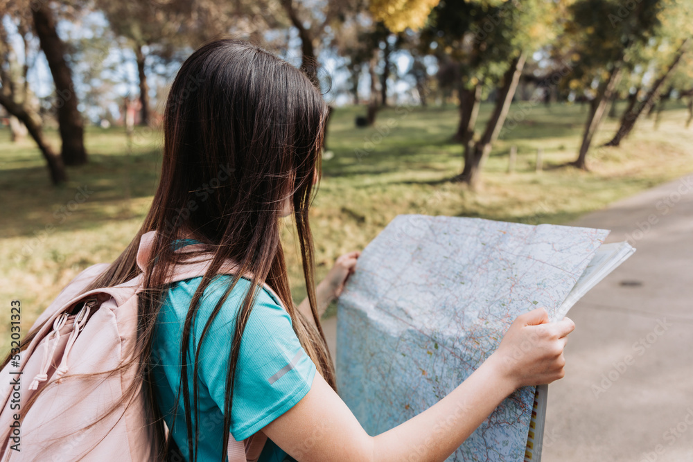 Young girl tourist, wearing turquoise t shirt and a pink backpack ...