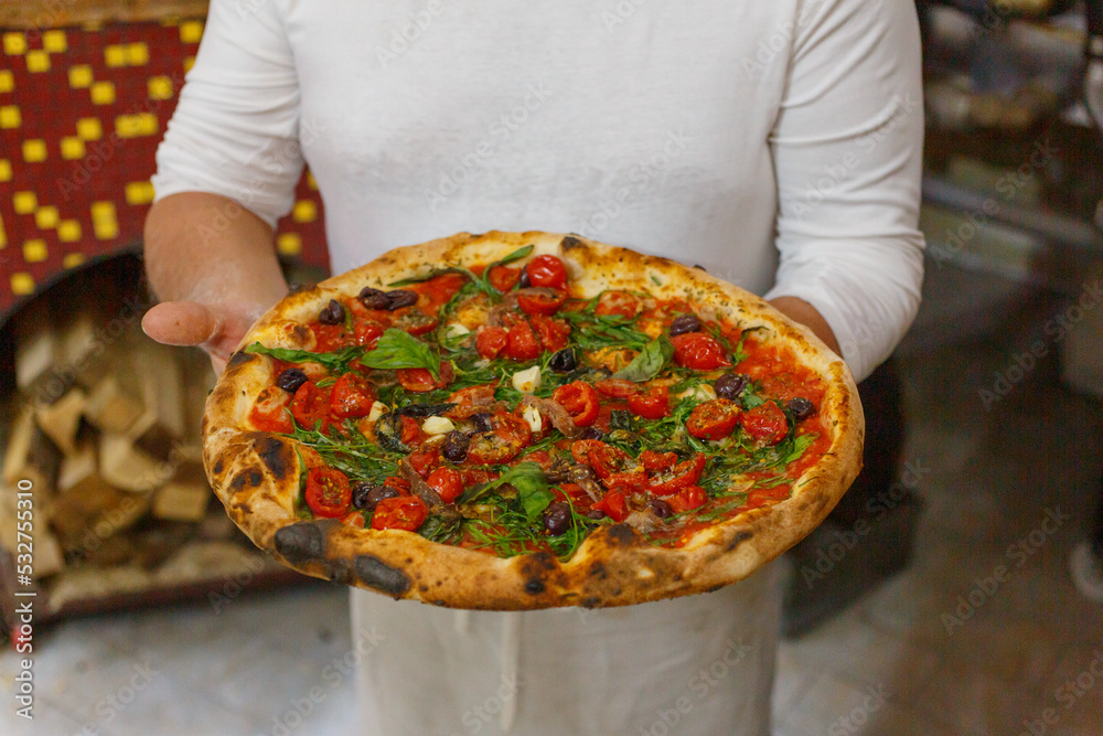 Pizza napoletana con pomodorini, basilico fresco, aglio, origano e olio ...