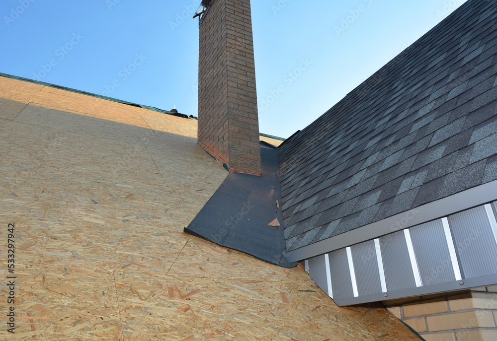 Foto Roofing Construction with Asphalt Shingles corner waterproofing ...
