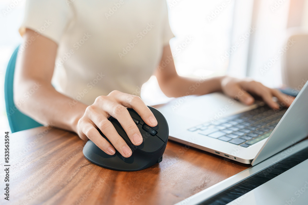 Foto de Stock woman hand using computer ergonomic mouse, prevention ...