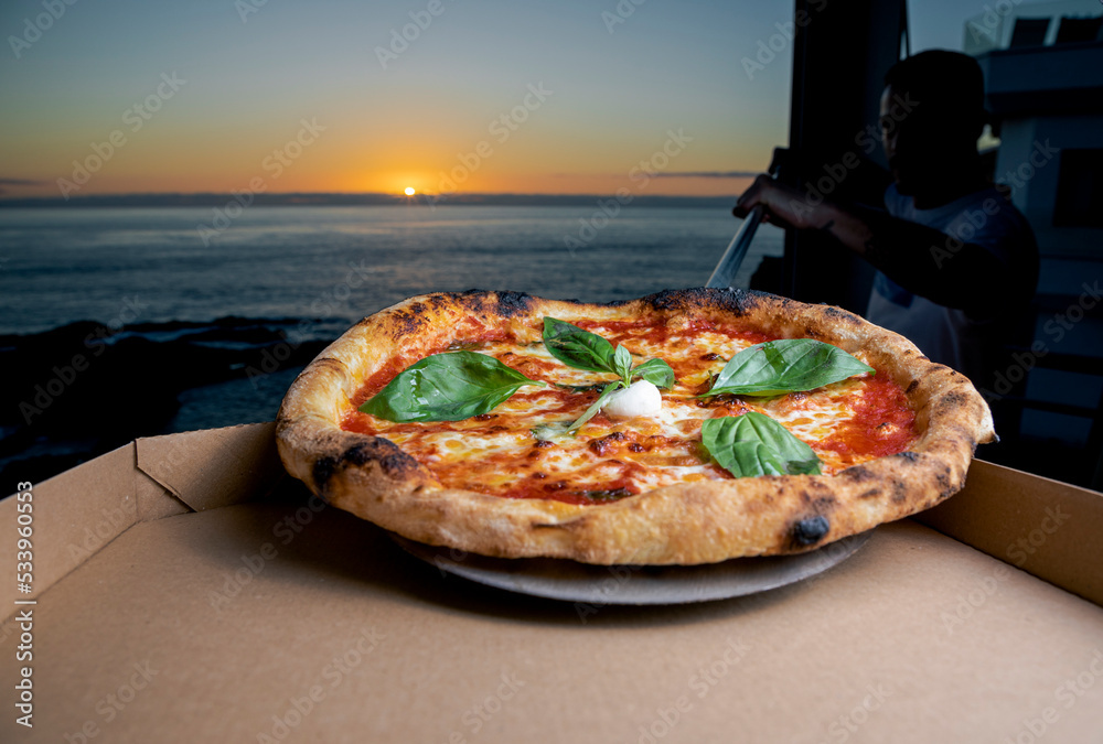 Pizza al estilo italiano con diferentes ingredientes con el fondo de un ...