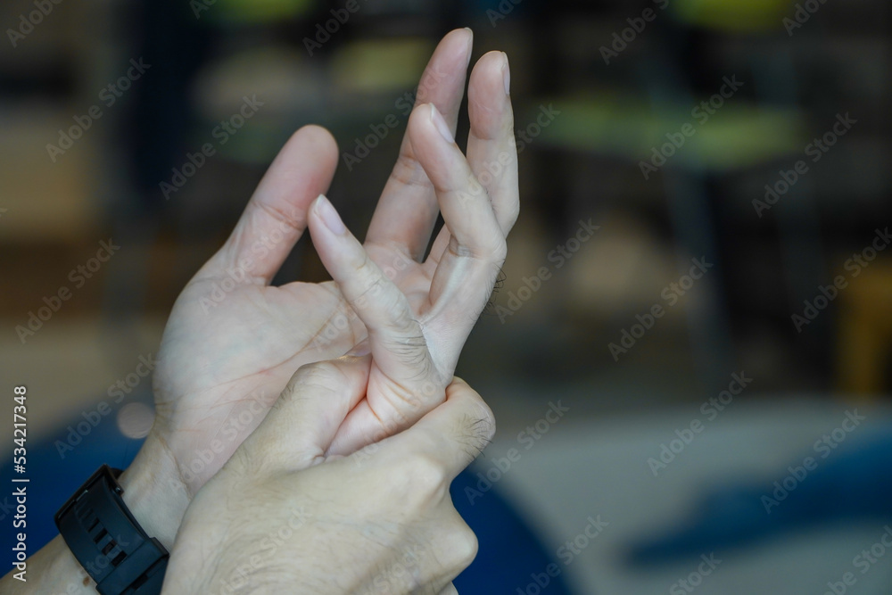 Trigger finger disease (locking finger or stenosing tenosynovitis ...